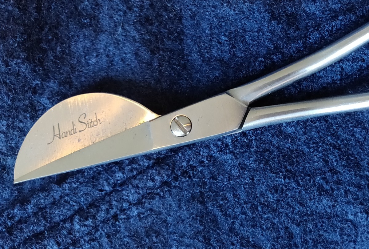 Duck-bill scissors for trimming seams – Vikki Haffenden