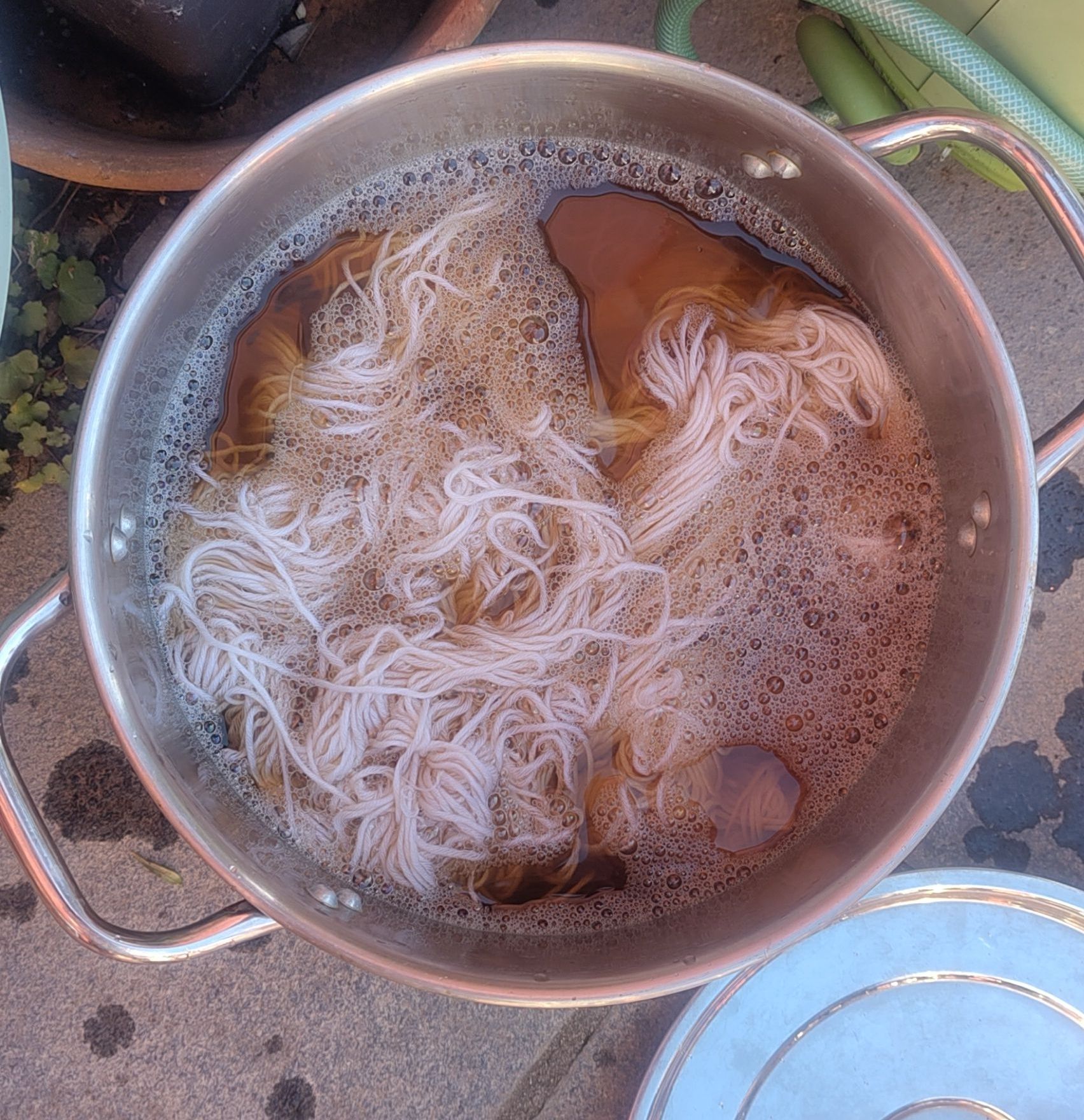 A bit of cotton dyeing using home made tannin extract – Vikki Haffenden